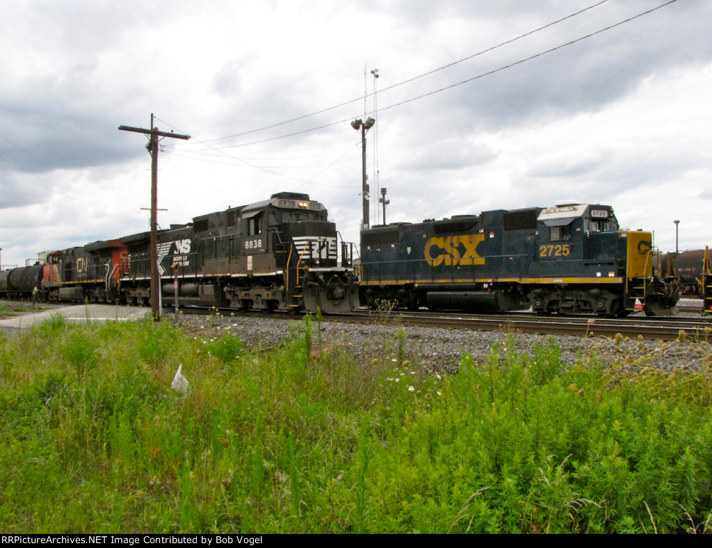 CSX 2725, NS 8838, CN 2222